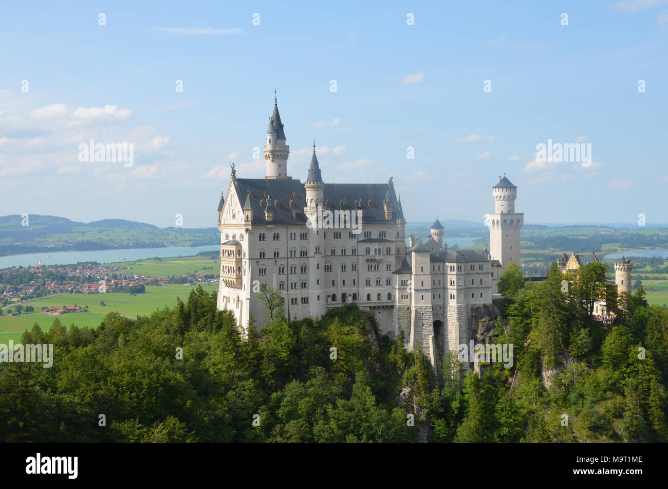 Classic view of world-famous Neuschwanstein Castle in Bavaria, Germany ...