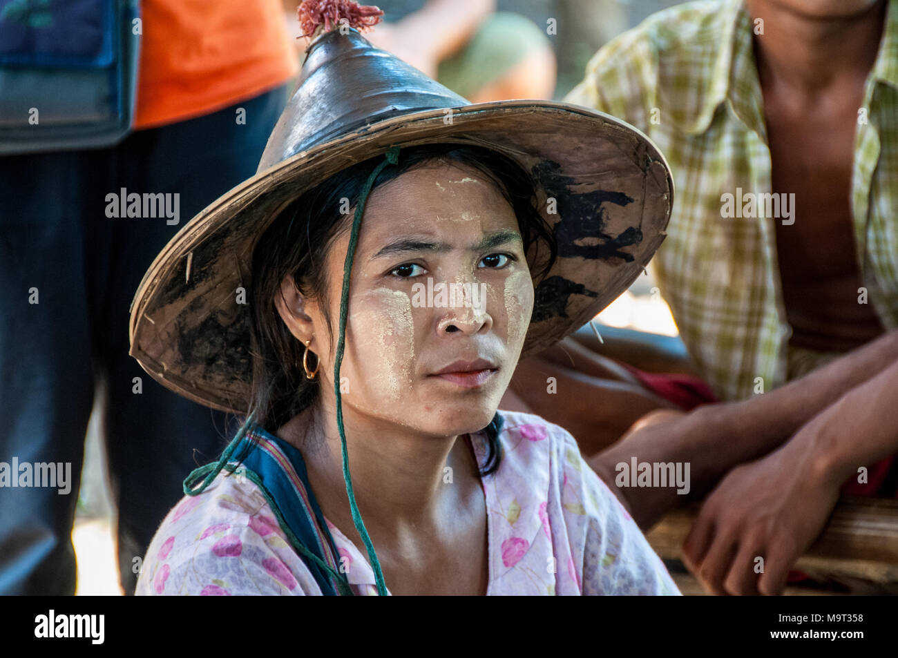 Myanmar young lady hi-res stock photography and images - Alamy