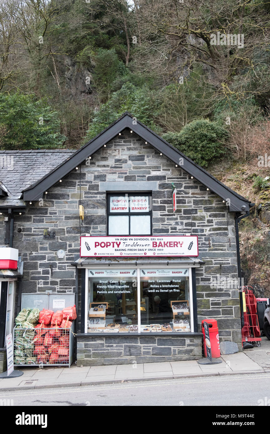 Village bakery inside hi-res stock photography and images - Alamy