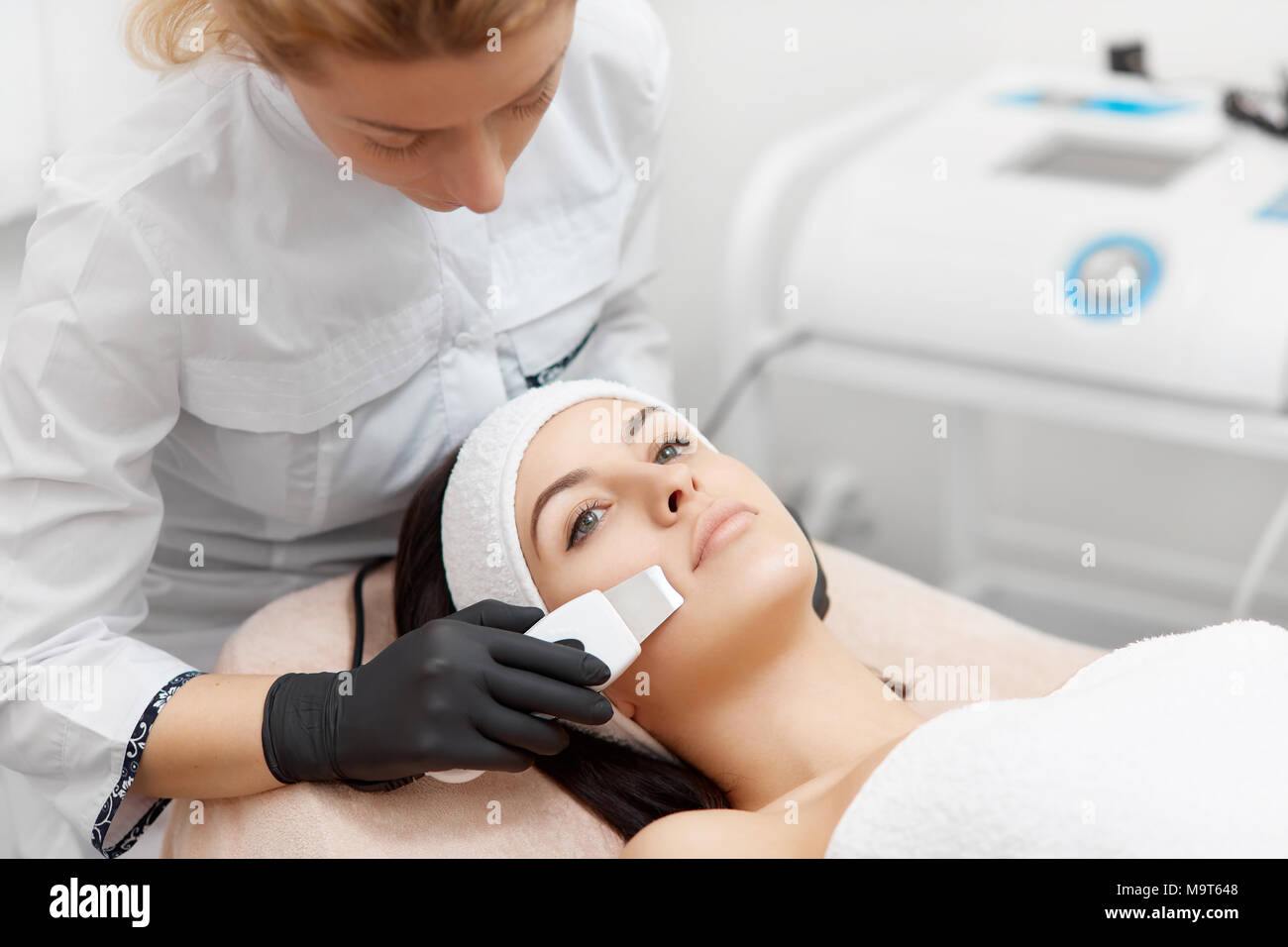 Beauty salon procedures of ultrasonic cleaning of face Stock Photo - Alamy