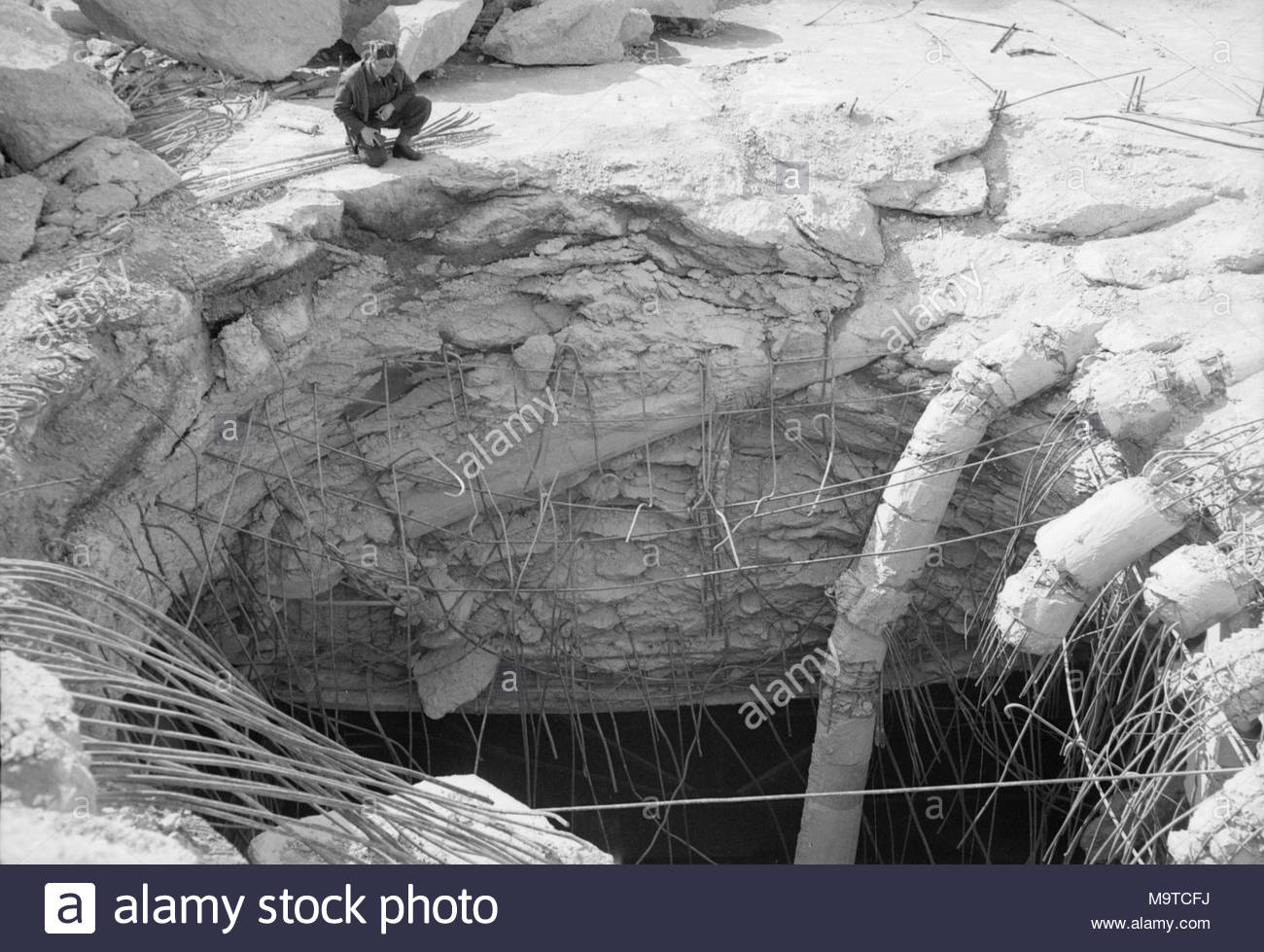 000 Lb Deep Penetration Bomb Stock Photos & 000 Lb Deep Penetration ...