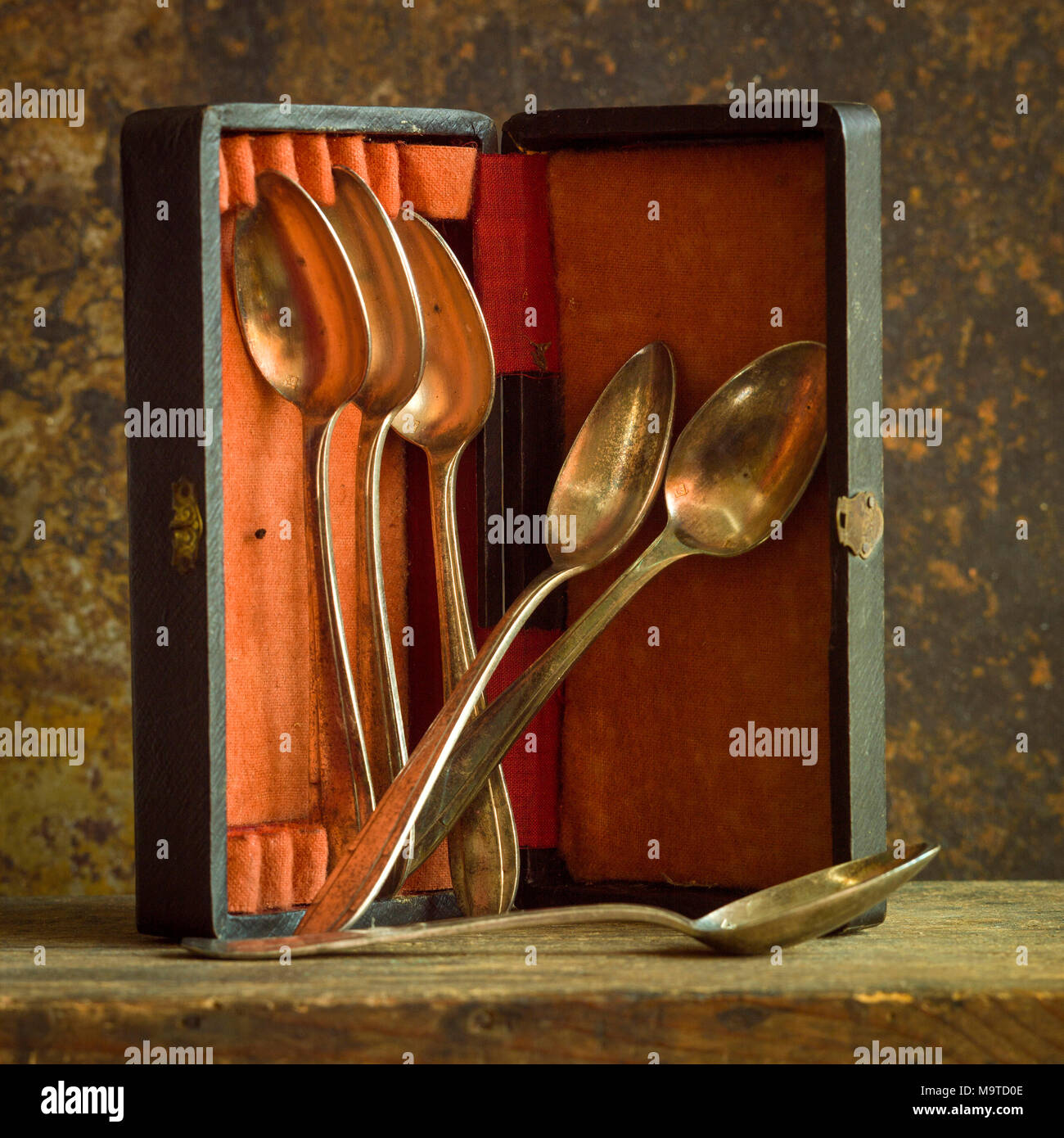 Vintage objects table hi-res stock photography and images - Alamy