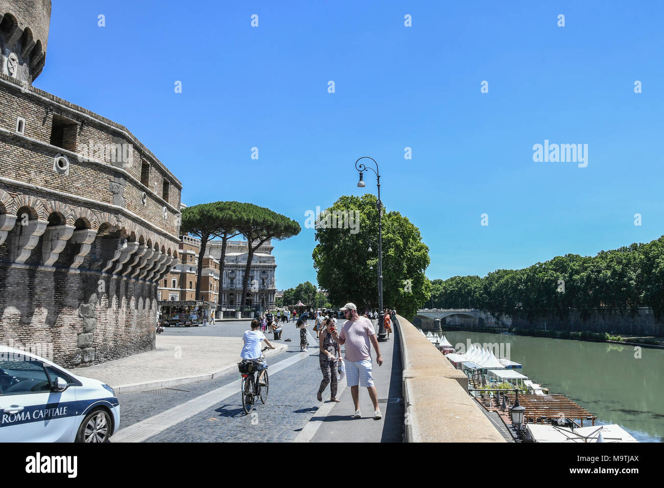 Tourists in the Italian capital of Rome on a hot sunny day Stock Photo ...