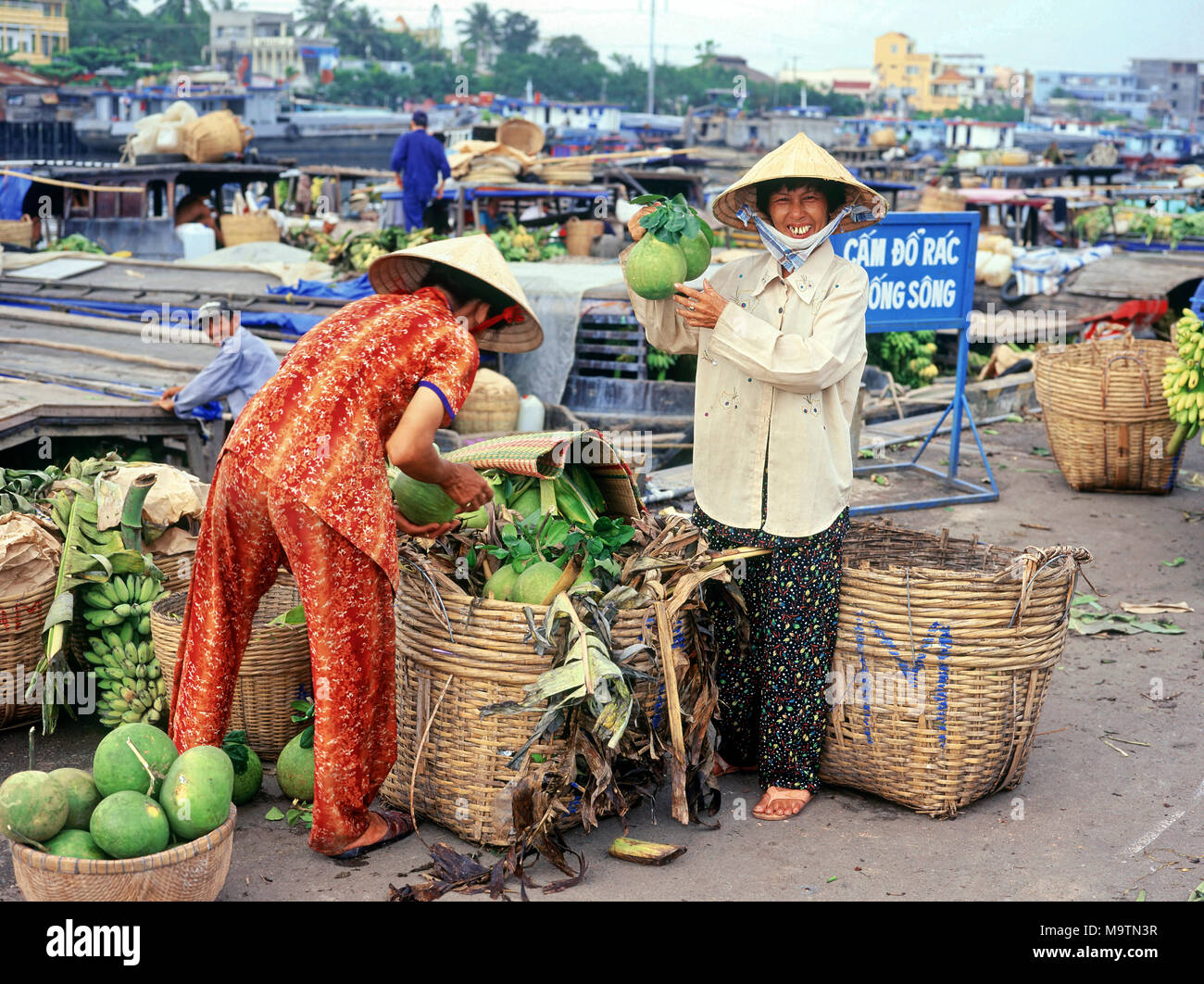 Unloading fruit and vegetables, Saigon river, Vietnam Stock Photo - Alamy