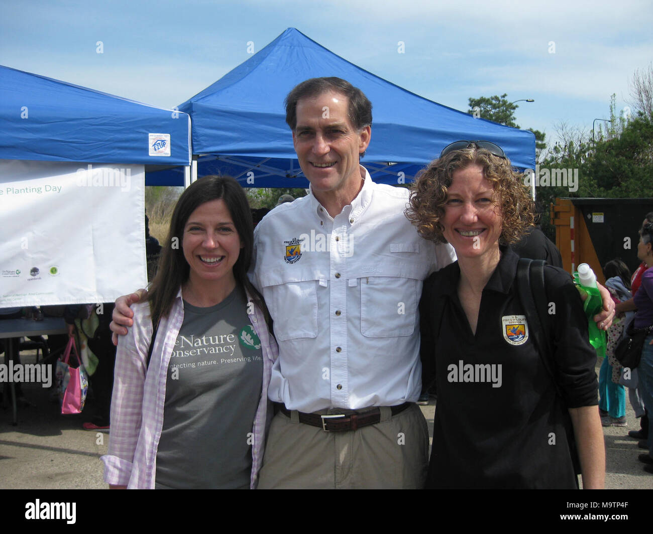 IL TNC MichelleCarr, FWS Director Dan Ashe and Chicago Field. IL TNC ...