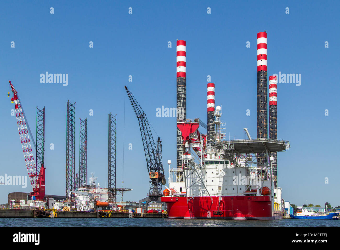 Offshore oil rig maintenance hi-res stock photography and images - Alamy