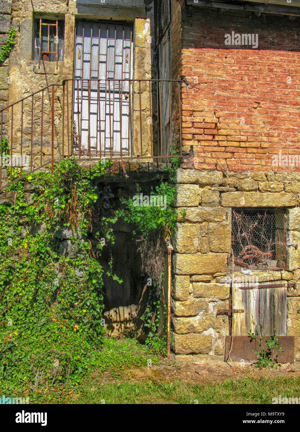 Rundown house hi-res stock photography and images - Alamy