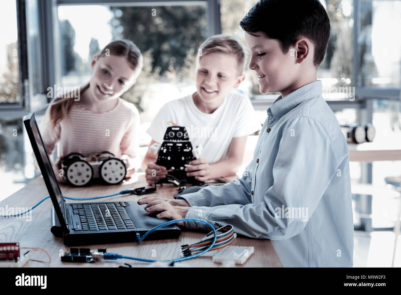 Children collaborating tech hi-res stock photography and images - Alamy