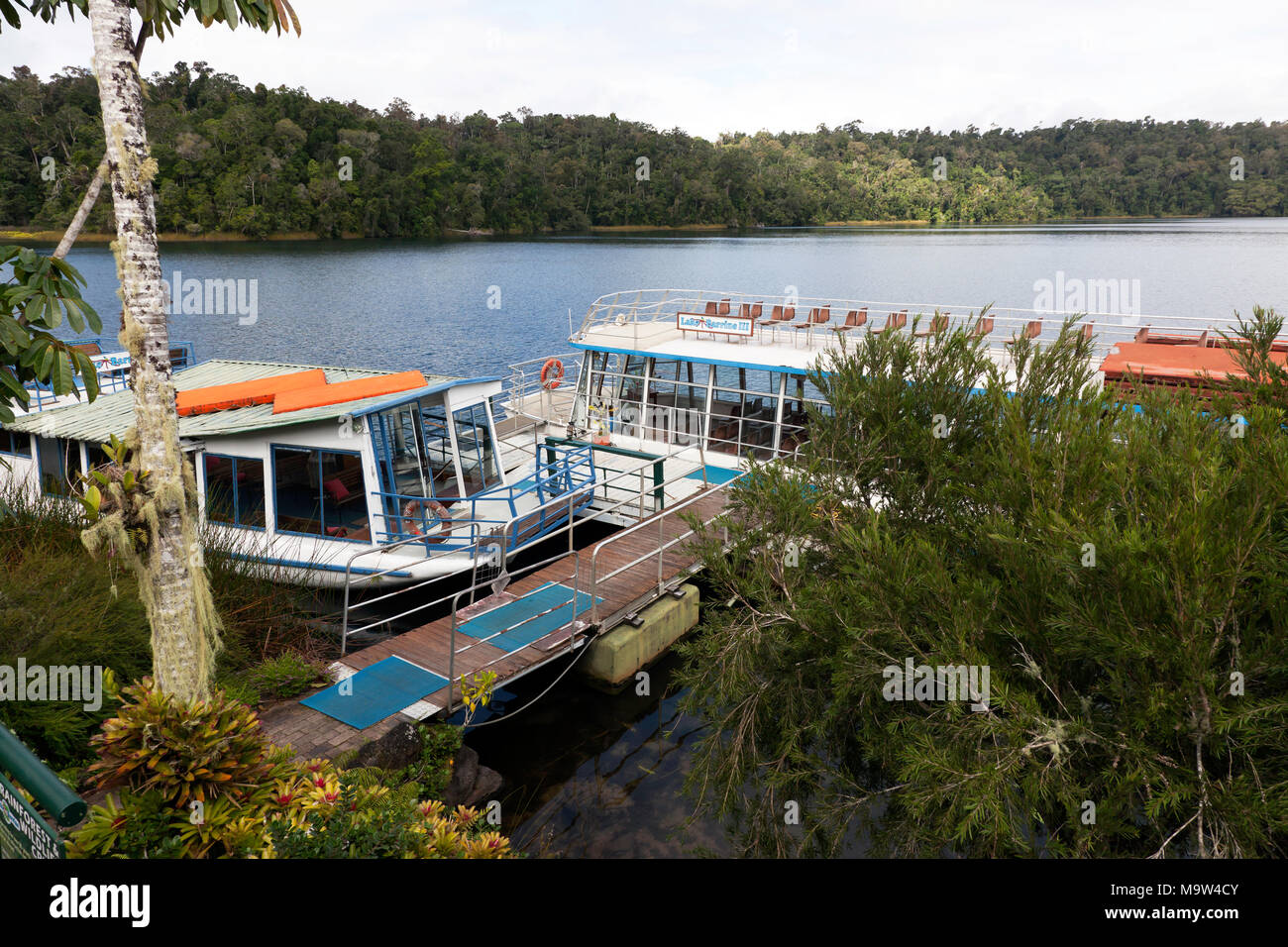 Crater lake national park tour boats hi-res stock photography and ...