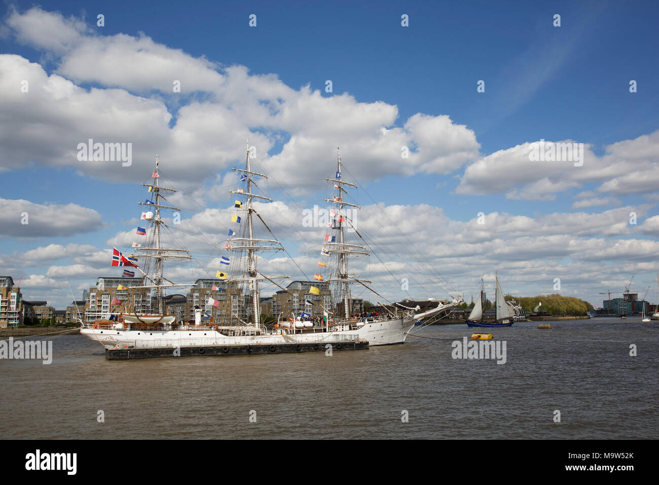 Ships in london hi-res stock photography and images - Alamy