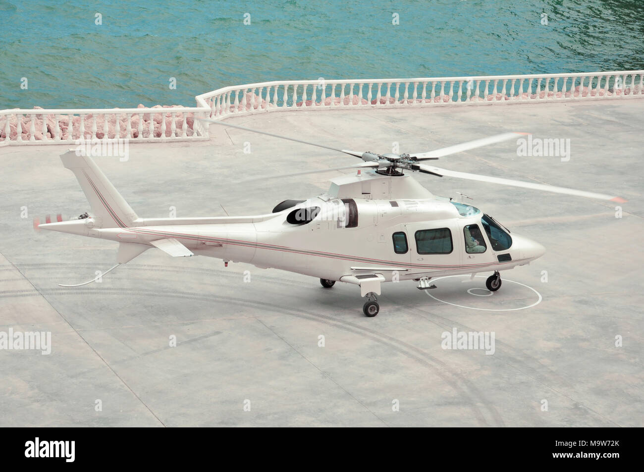 Helicopter on offshore heli deck hi-res stock photography and images ...