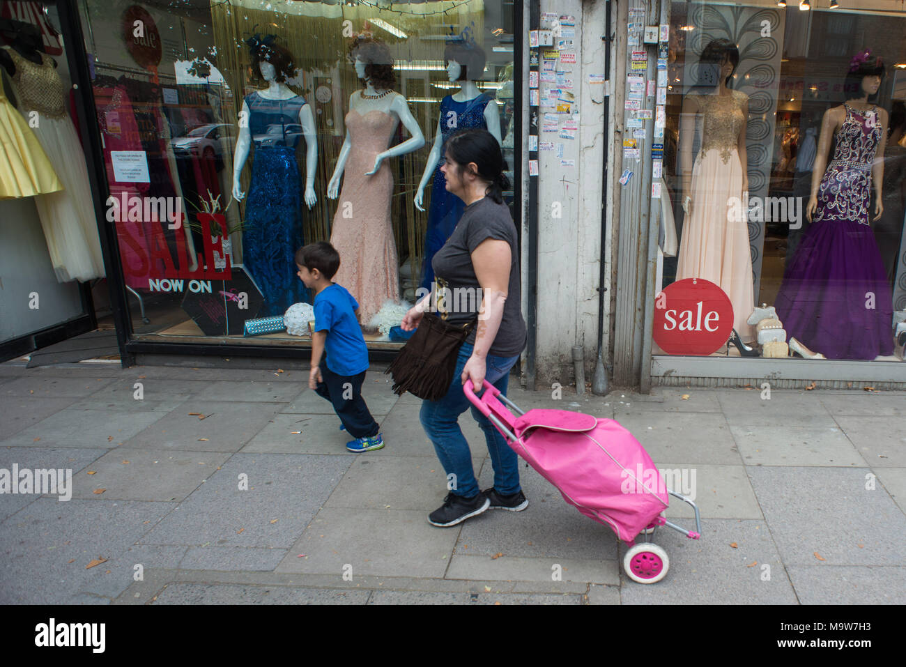 Clothing shops hi-res stock photography and images - Alamy