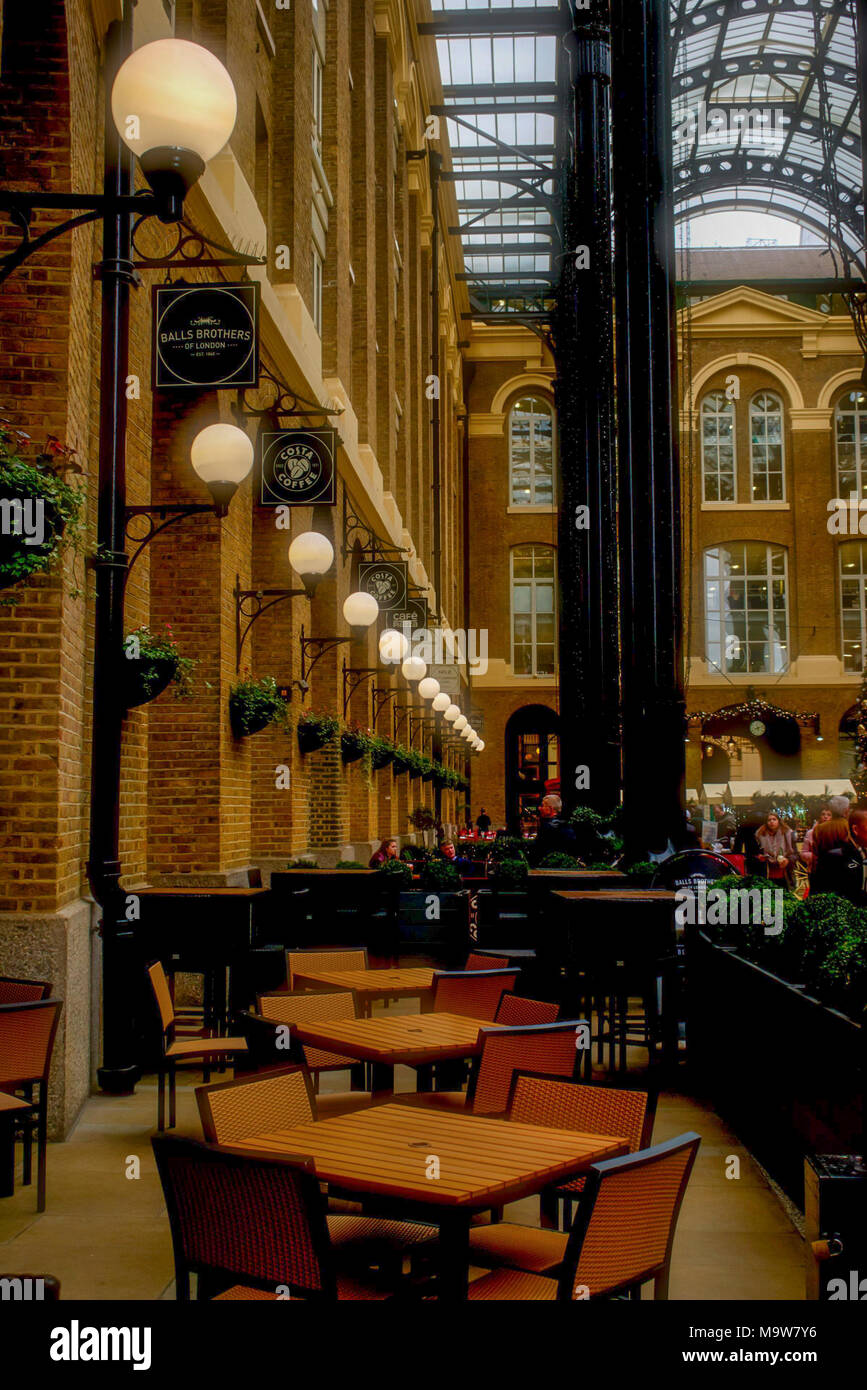 London cafes, tables and chairs Stock Photo - Alamy