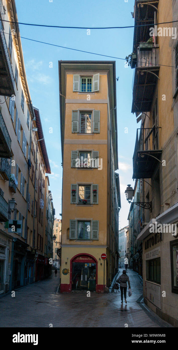 Tall thin building hi-res stock photography and images - Alamy