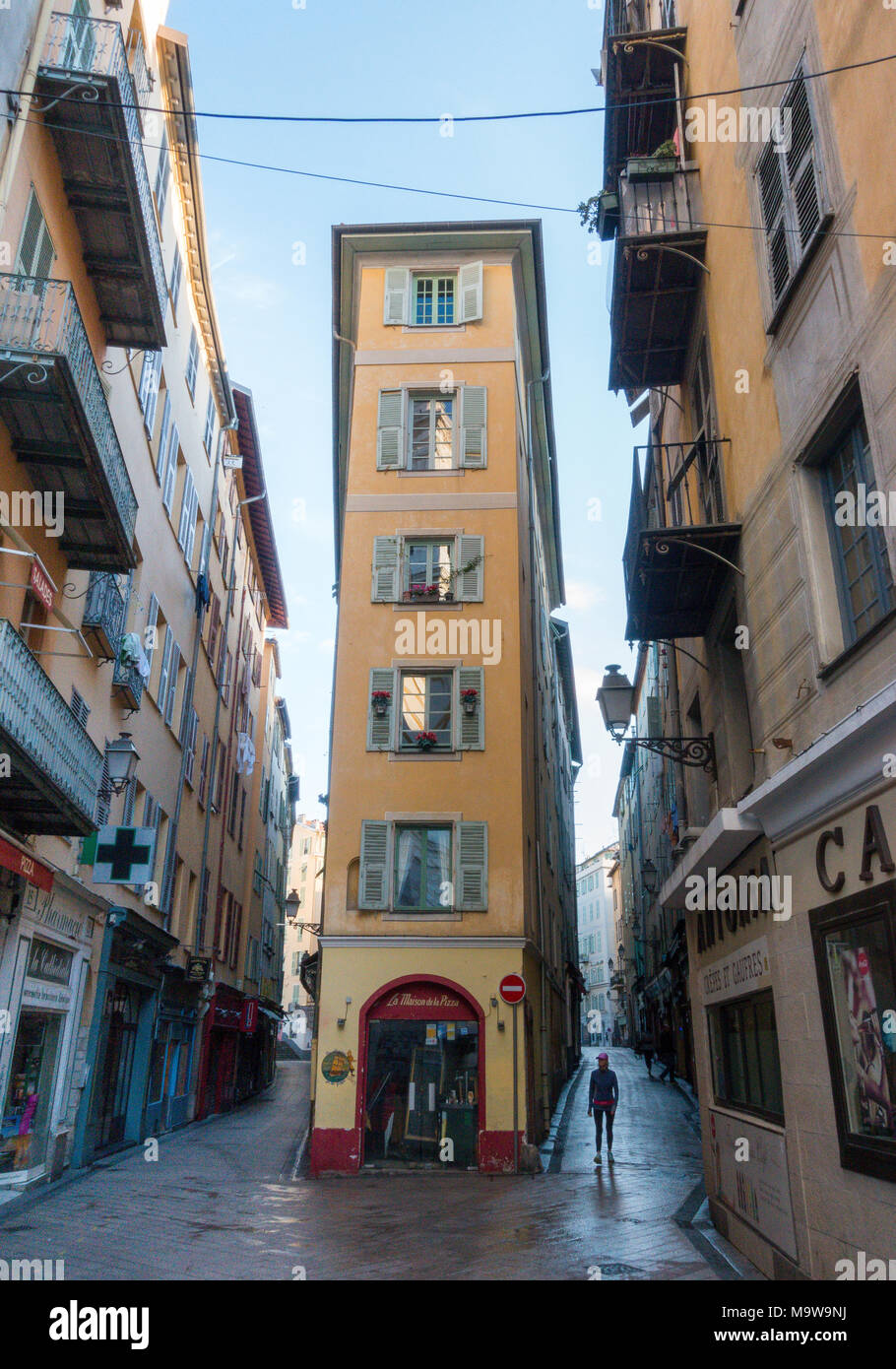 Thin tall building hi-res stock photography and images - Alamy