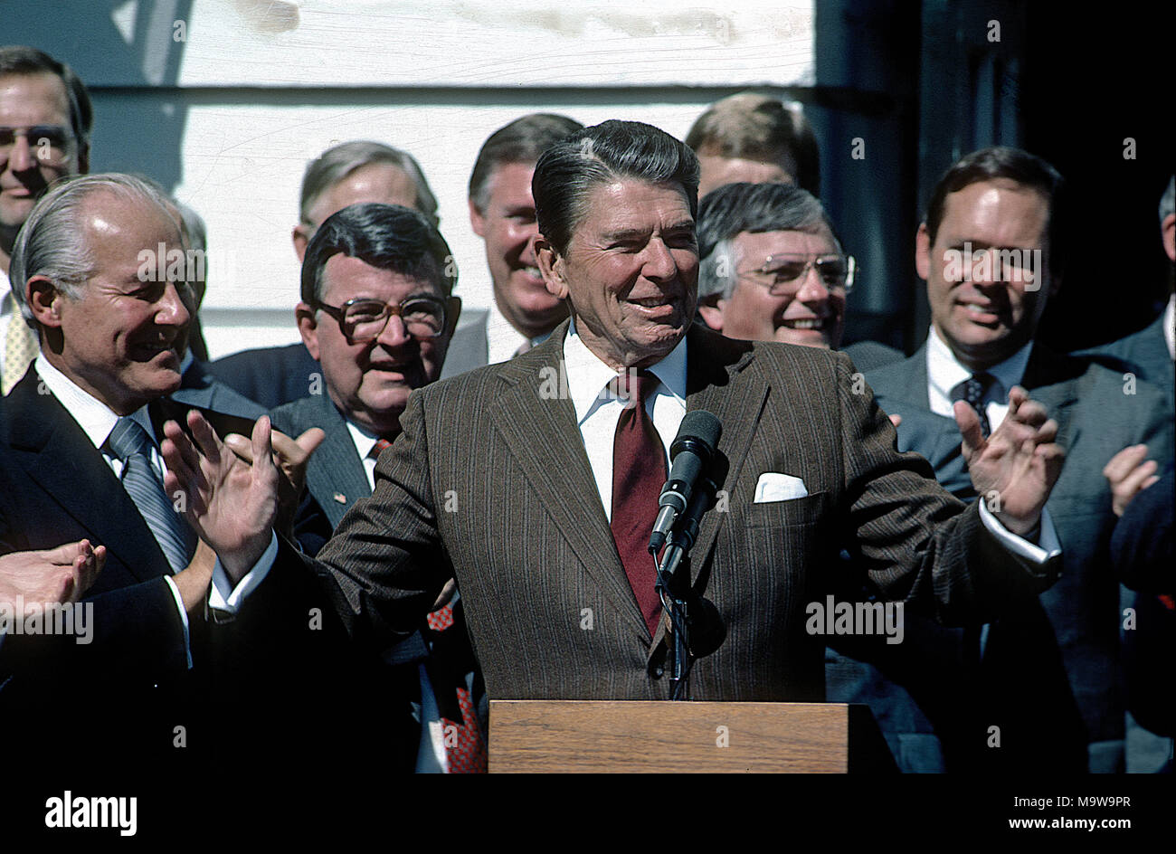 Ronald reagan and members of congress hi-res stock photography and ...