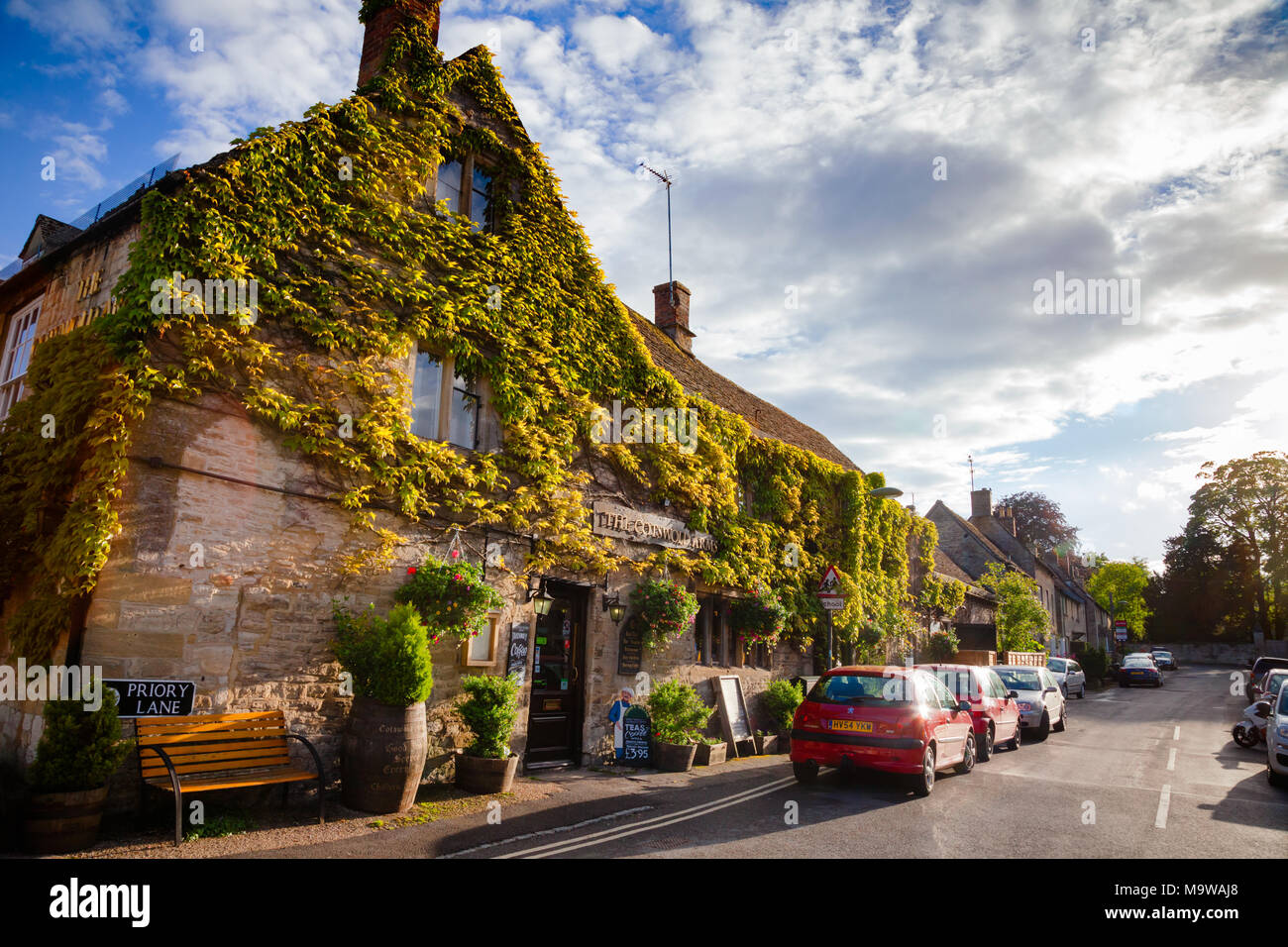 Cotswold slate roof hi-res stock photography and images - Alamy