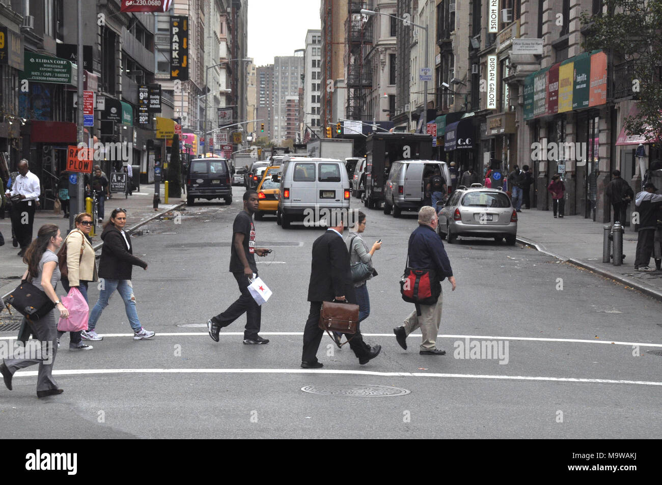 New york city pedestrians cross hi-res stock photography and images - Alamy