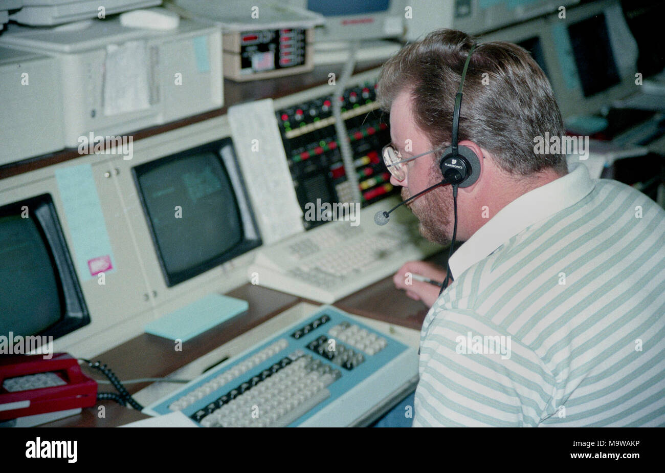 911 dispatcher hi-res stock photography and images - Alamy