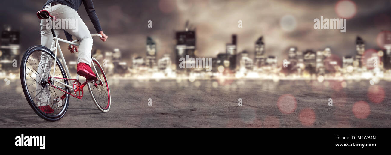 Modern bicycle in front of a skyline panorama Stock Photo - Alamy