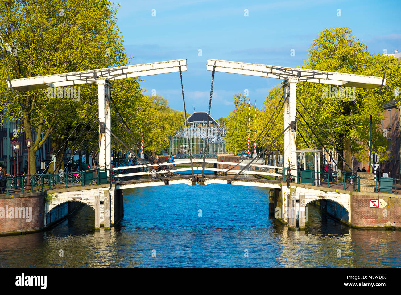 Draw bridge ship hi-res stock photography and images - Alamy