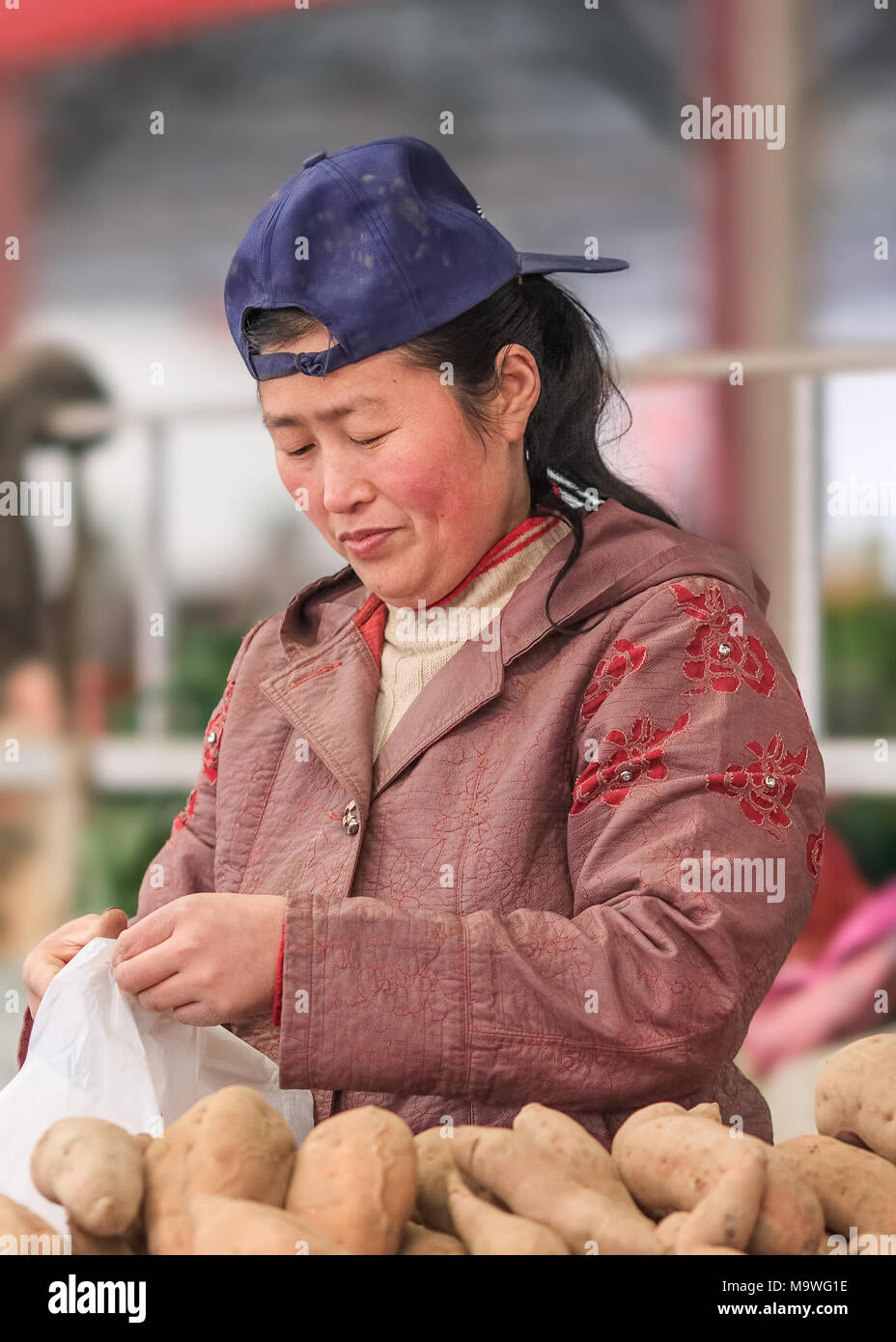 China vegetables market stall outdoor hi-res stock photography and ...
