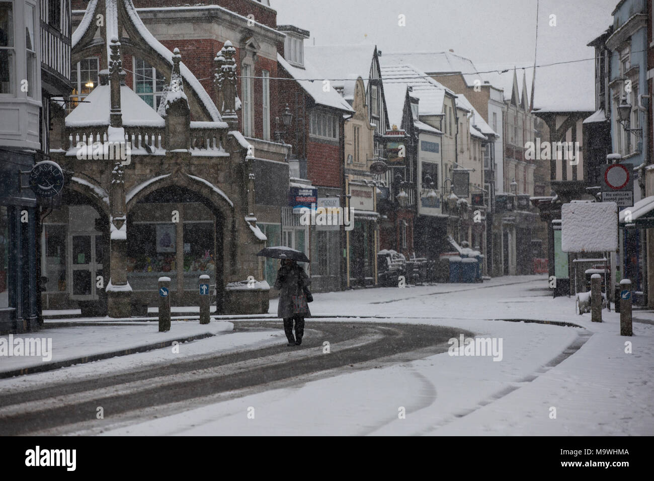 Salisbury cathedral snow hi-res stock photography and images - Alamy
