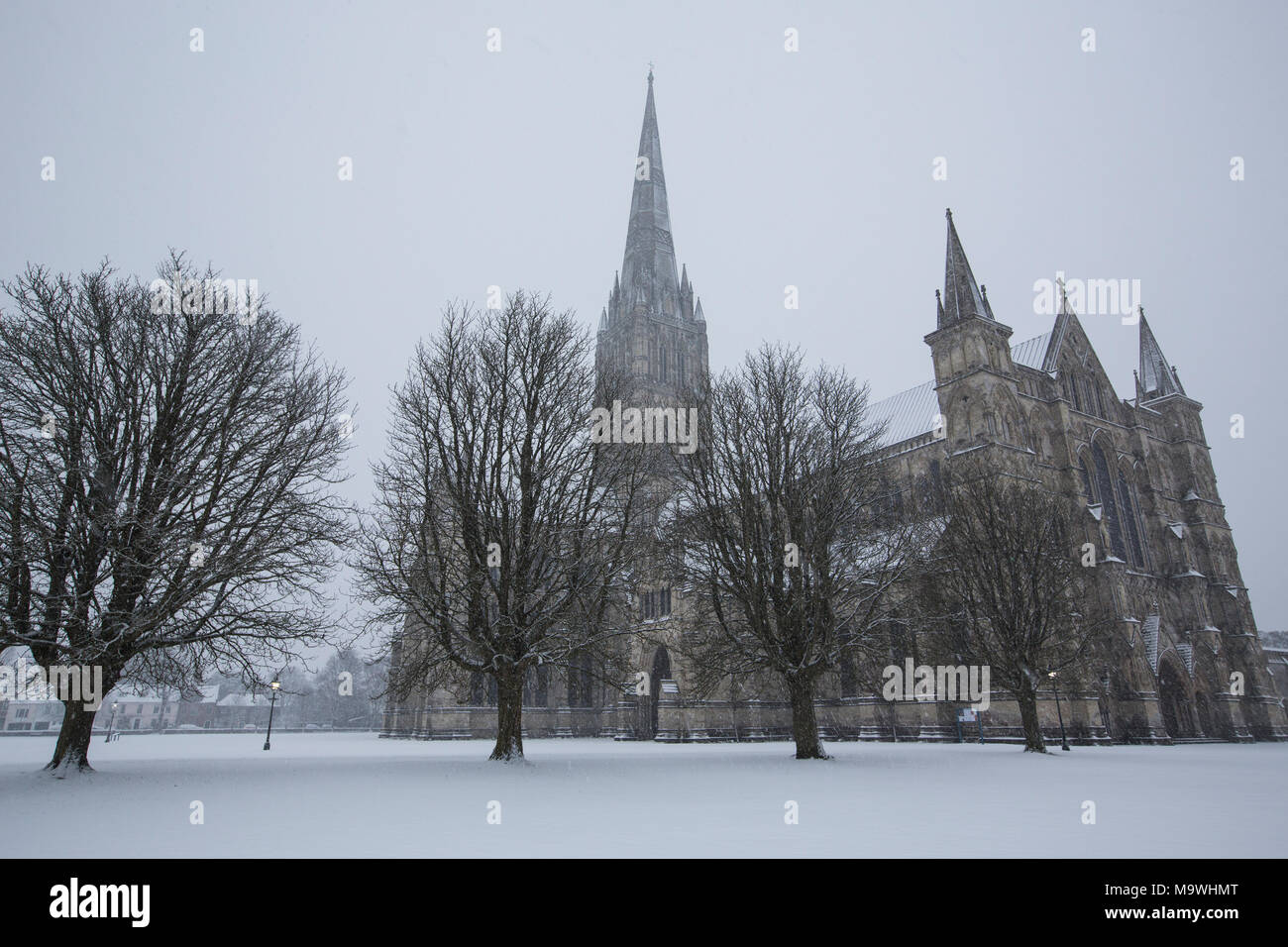 Salisbury cathedral snow hi-res stock photography and images - Alamy