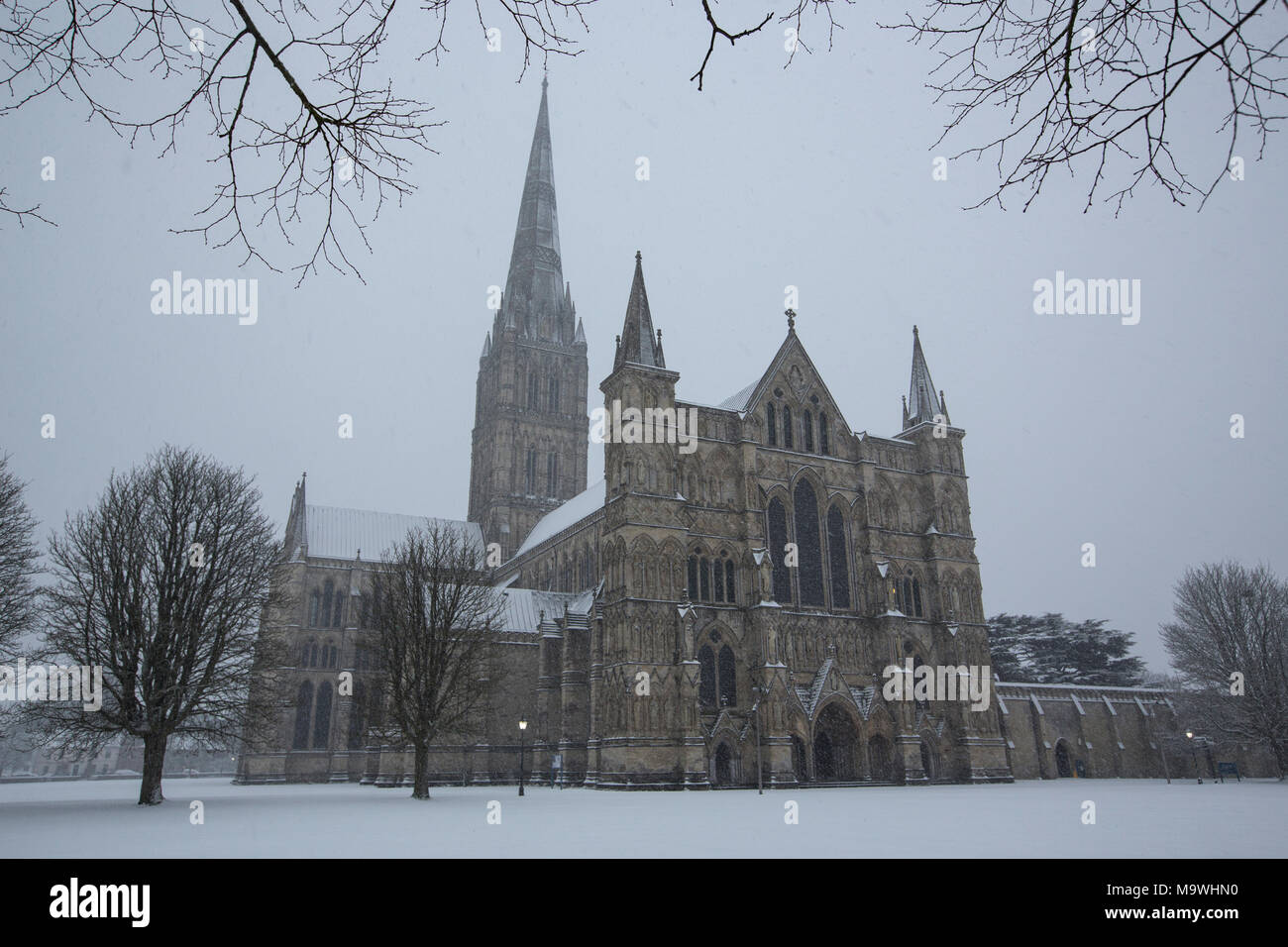 Salisbury cathedral snow hi-res stock photography and images - Alamy