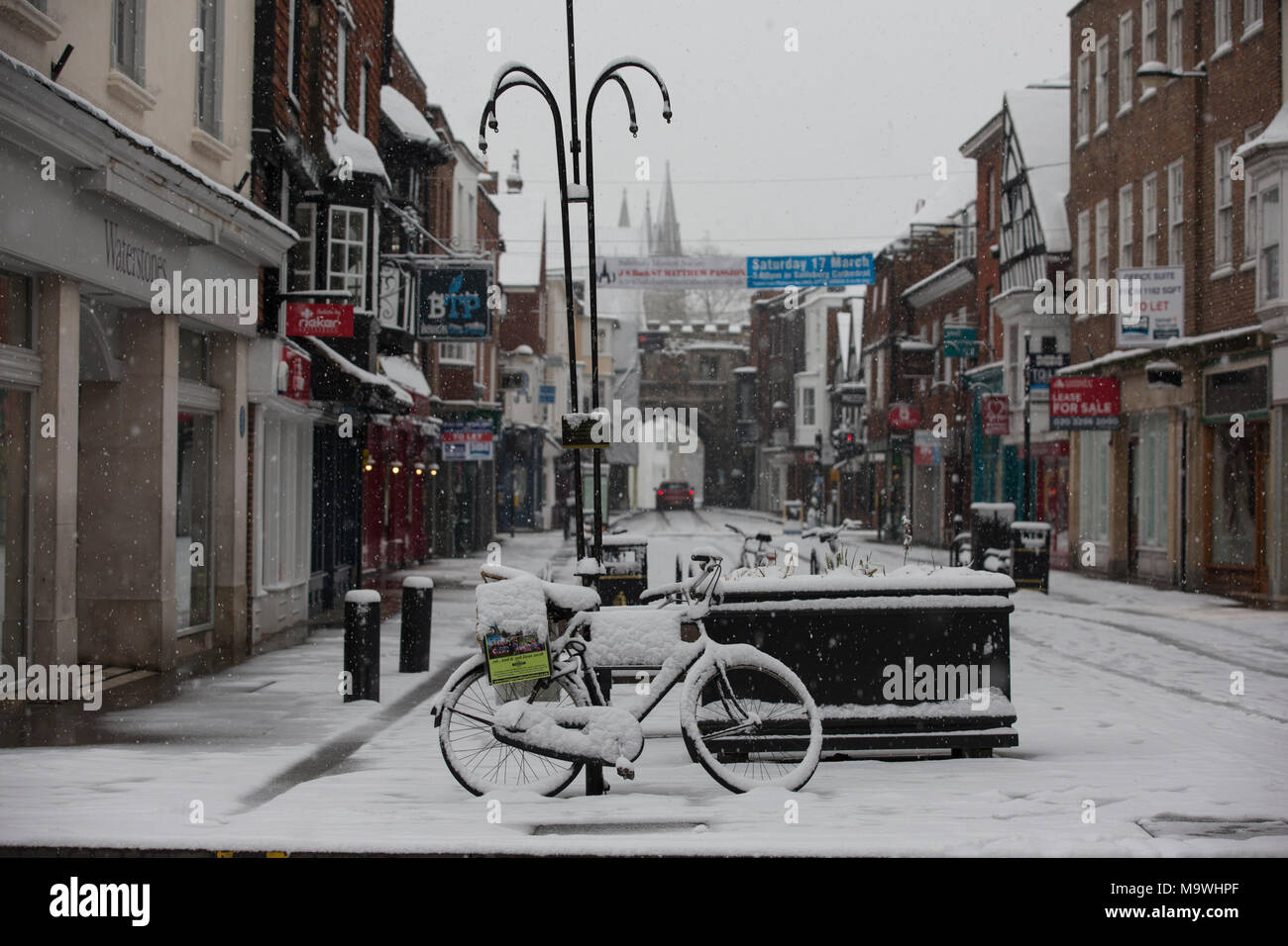 Salisbury cathedral snow hi-res stock photography and images - Alamy