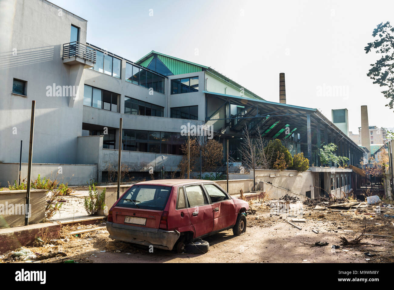Abandoned car factory hi-res stock photography and images - Alamy