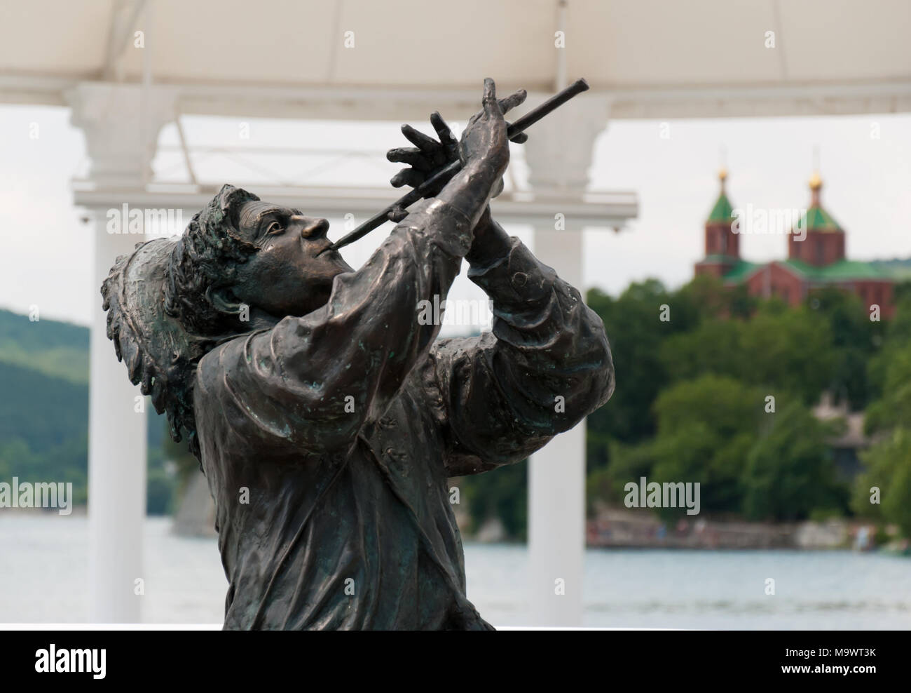 Statue flute player hi-res stock photography and images - Alamy