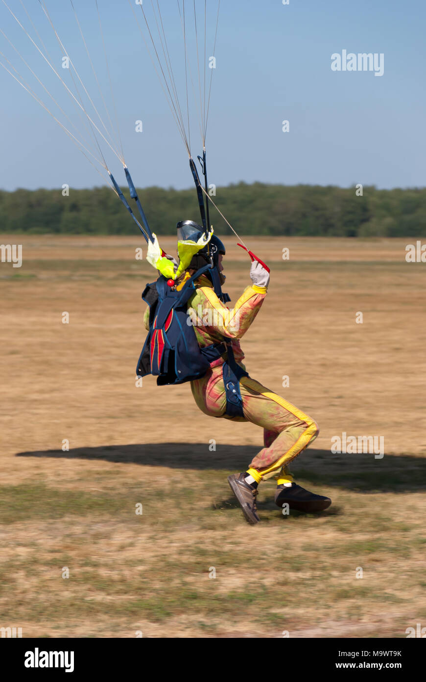 Parachute landing fall hi-res stock photography and images - Alamy