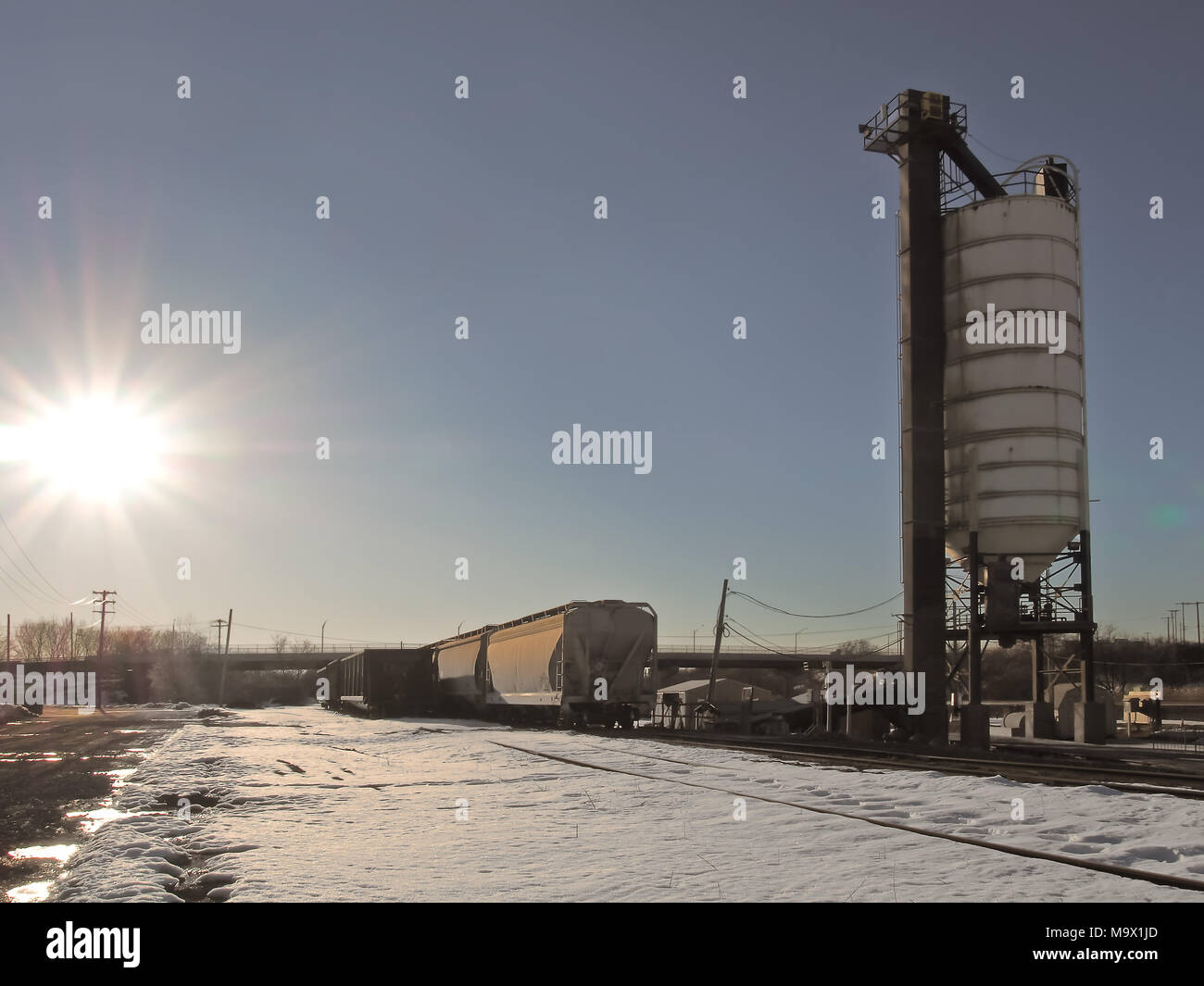 Train tracks and silos hi-res stock photography and images - Alamy
