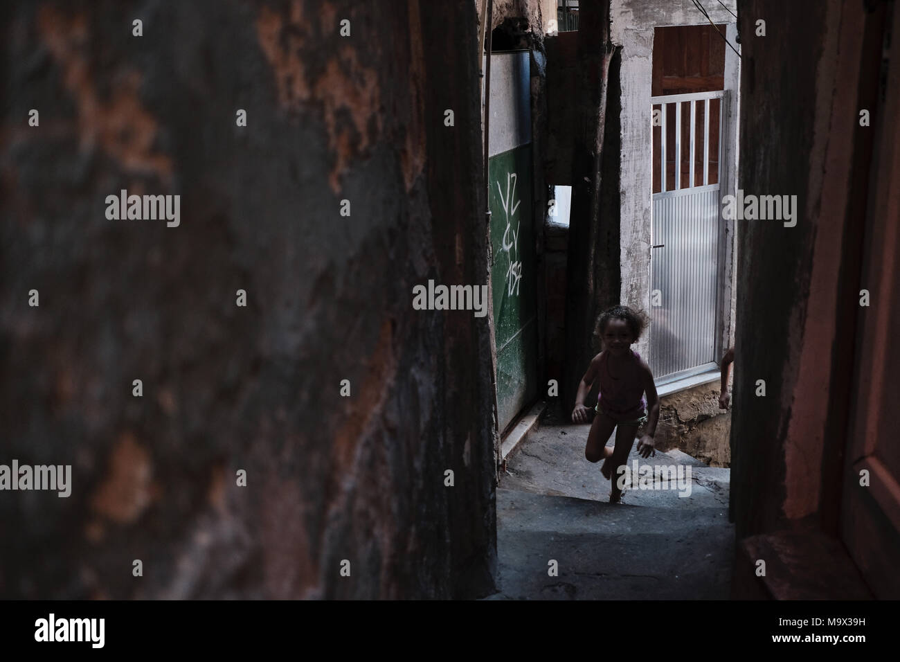 Rio de Janeiro, Brazil. 27 March 2018, Brazil, Rio de Janeiro: A girl ...