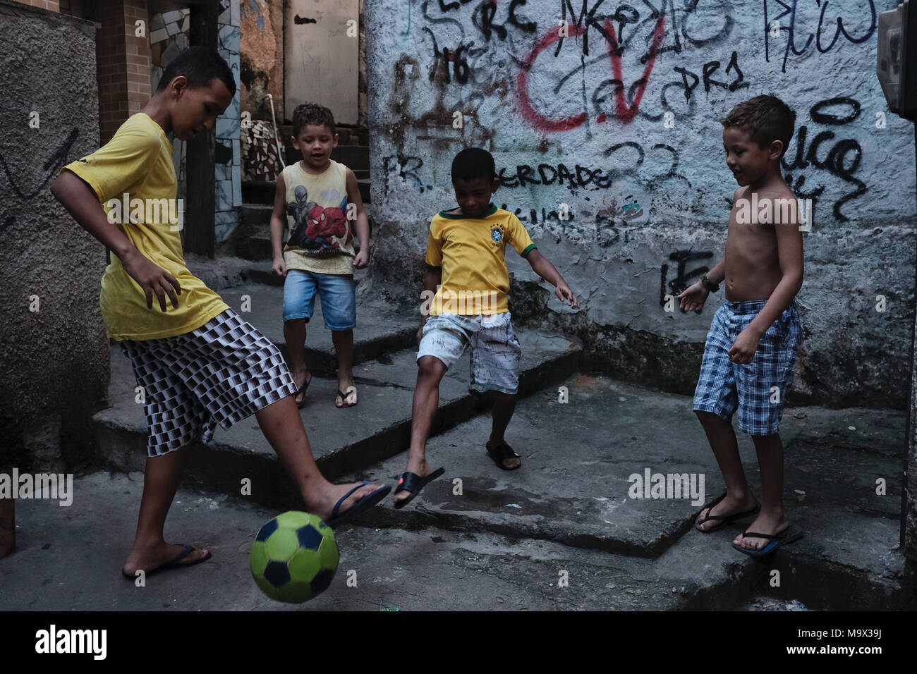 Rio de Janeiro, Brazil. 27 March 2018, Brazil, Rio de Janeiro: Children ...