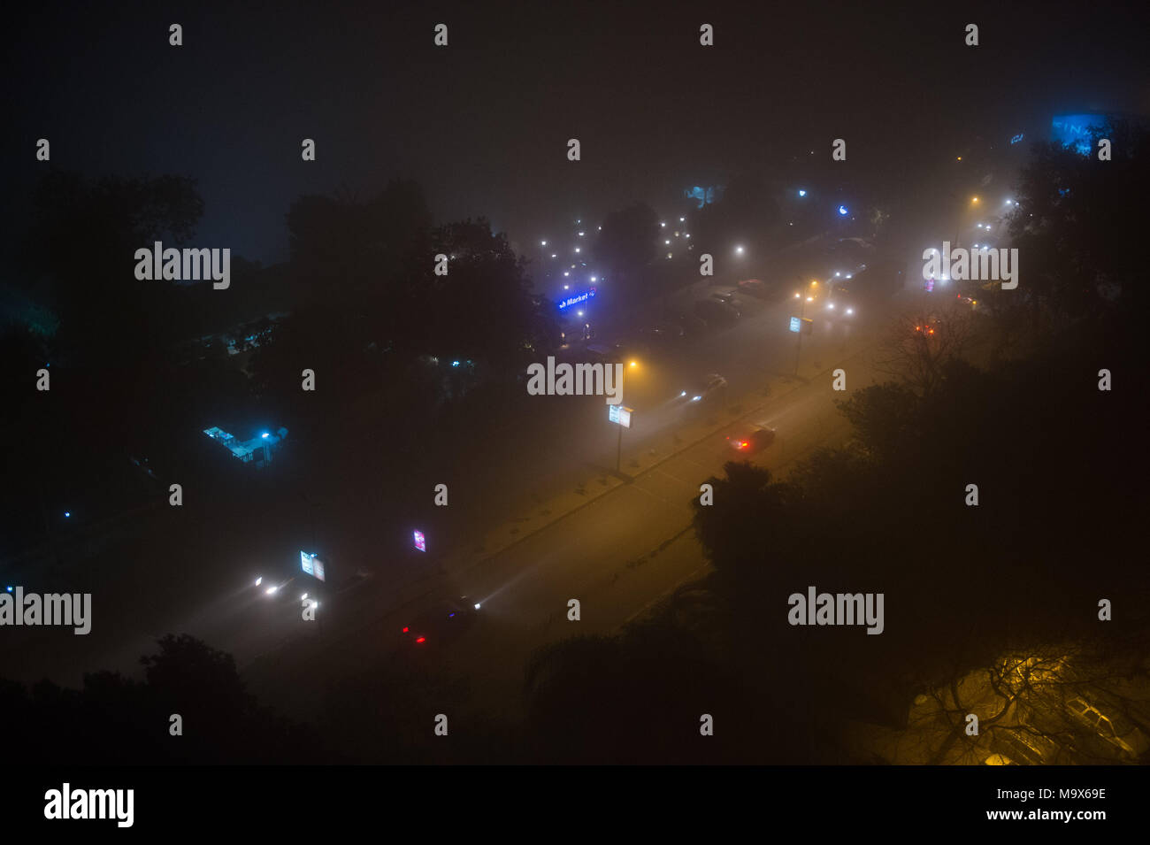 Cairo, Egypt. 28th Mar, 2018. Vehicles shrouded by sandstorm run slowly ...