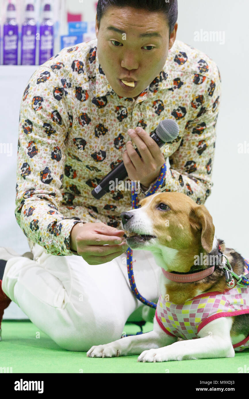 Japanese comedian Miyazon of ANZEN manzai comic duo shares food with ...