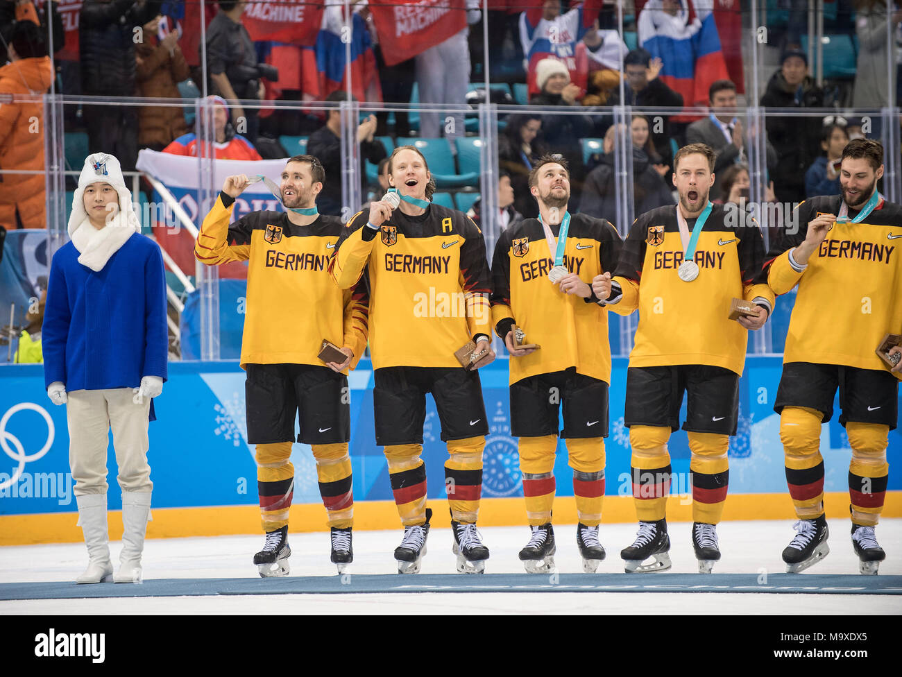 die deutsche Mannschaft praesentiert ihre Silbermedaillen, left to ...