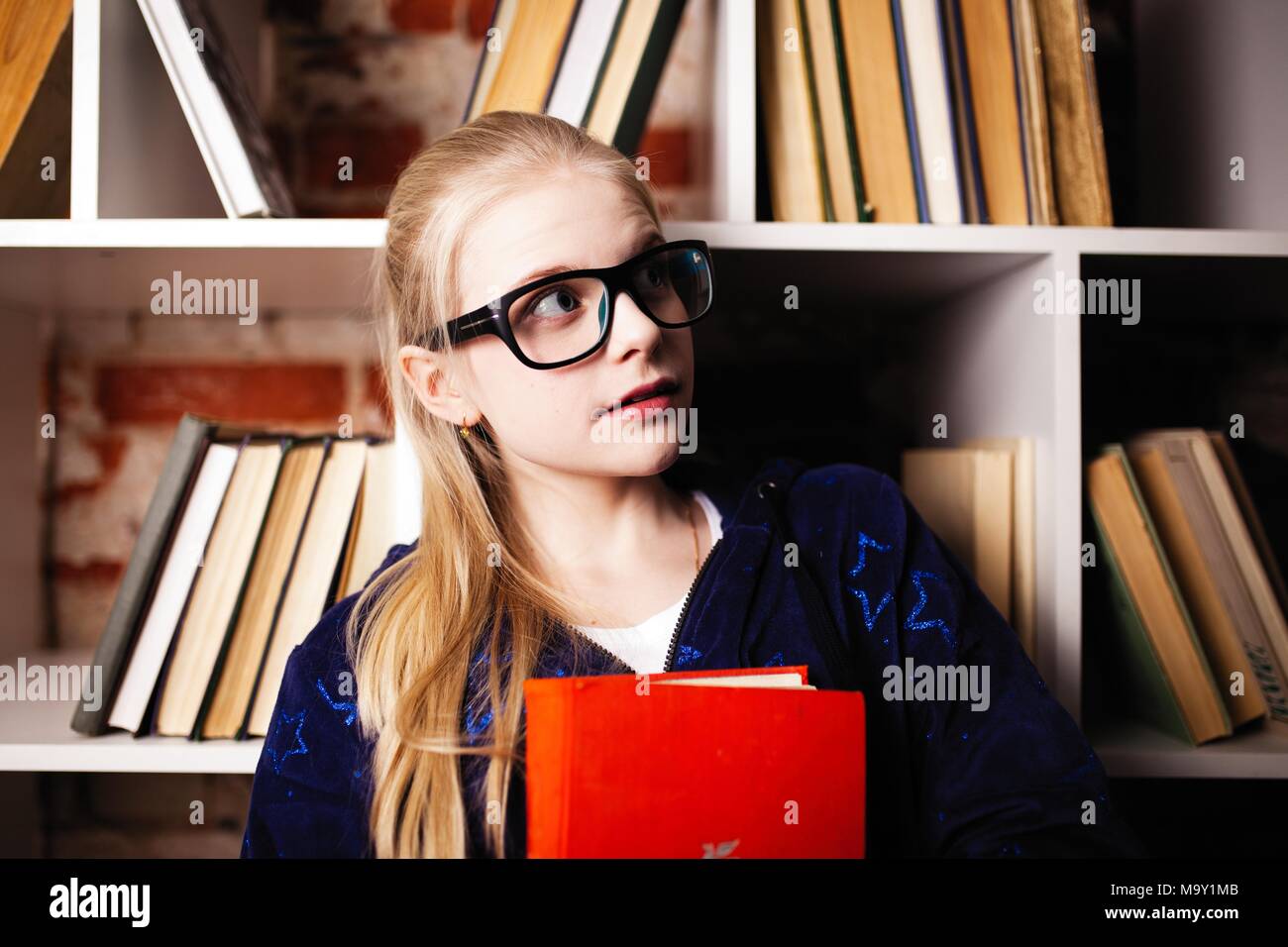 Teenage girl in a library Stock Photo - Alamy