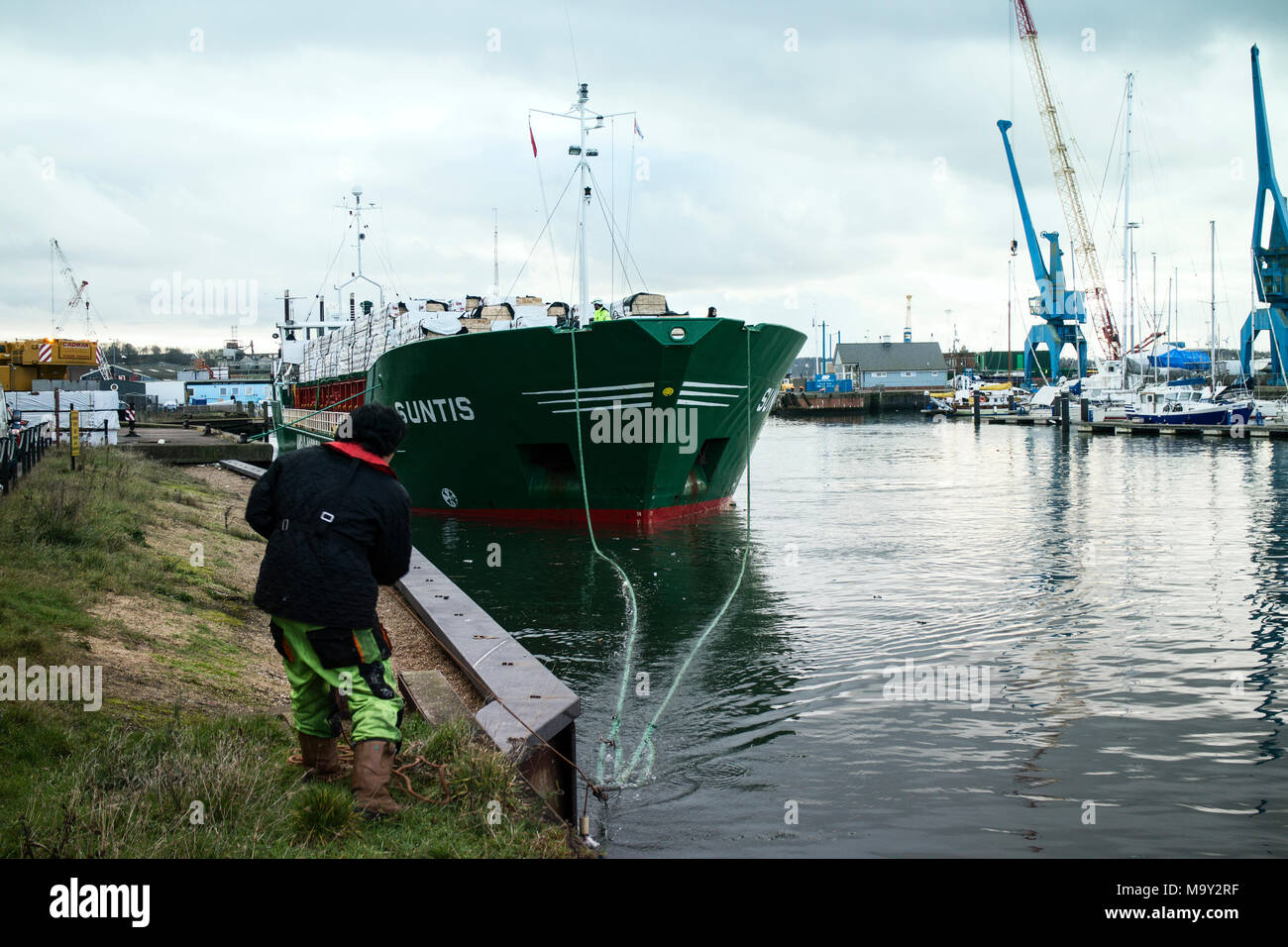 Container ships loading docks hi-res stock photography and images - Alamy