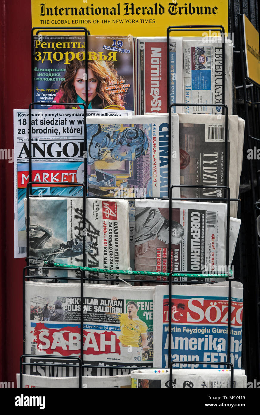 International Newspaper Stand Stock Photos & International Newspaper ...