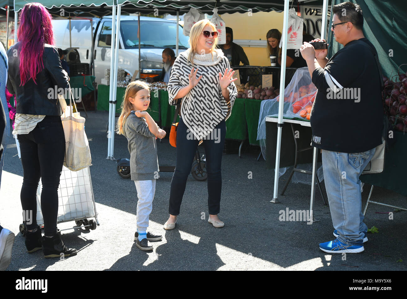 Jodie Sweetin goes to the Farmers Market with her daughters and a ...
