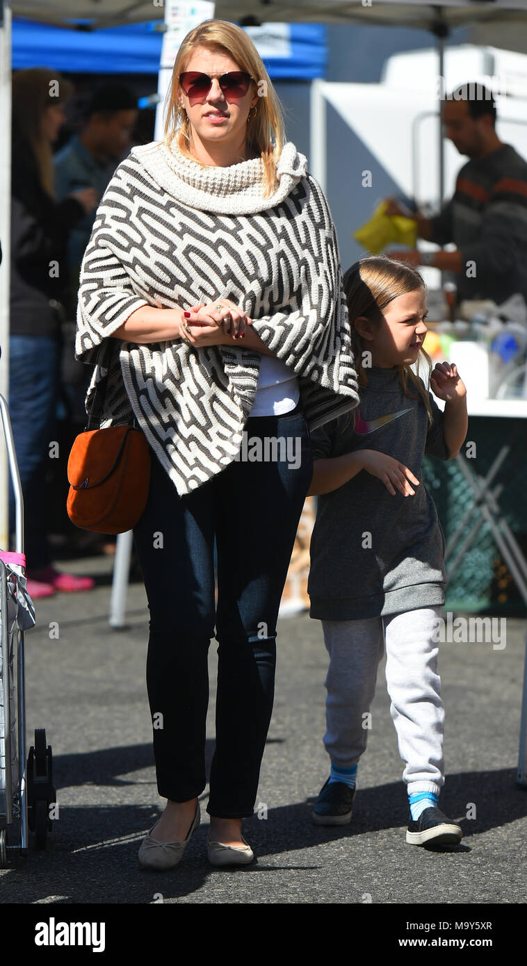 Jodie Sweetin goes to the Farmers Market with her daughters and a ...