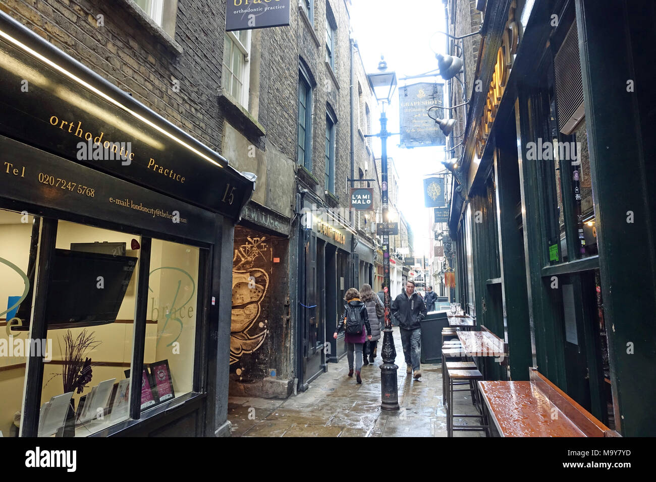 Narrow streets london dark hi-res stock photography and images - Alamy