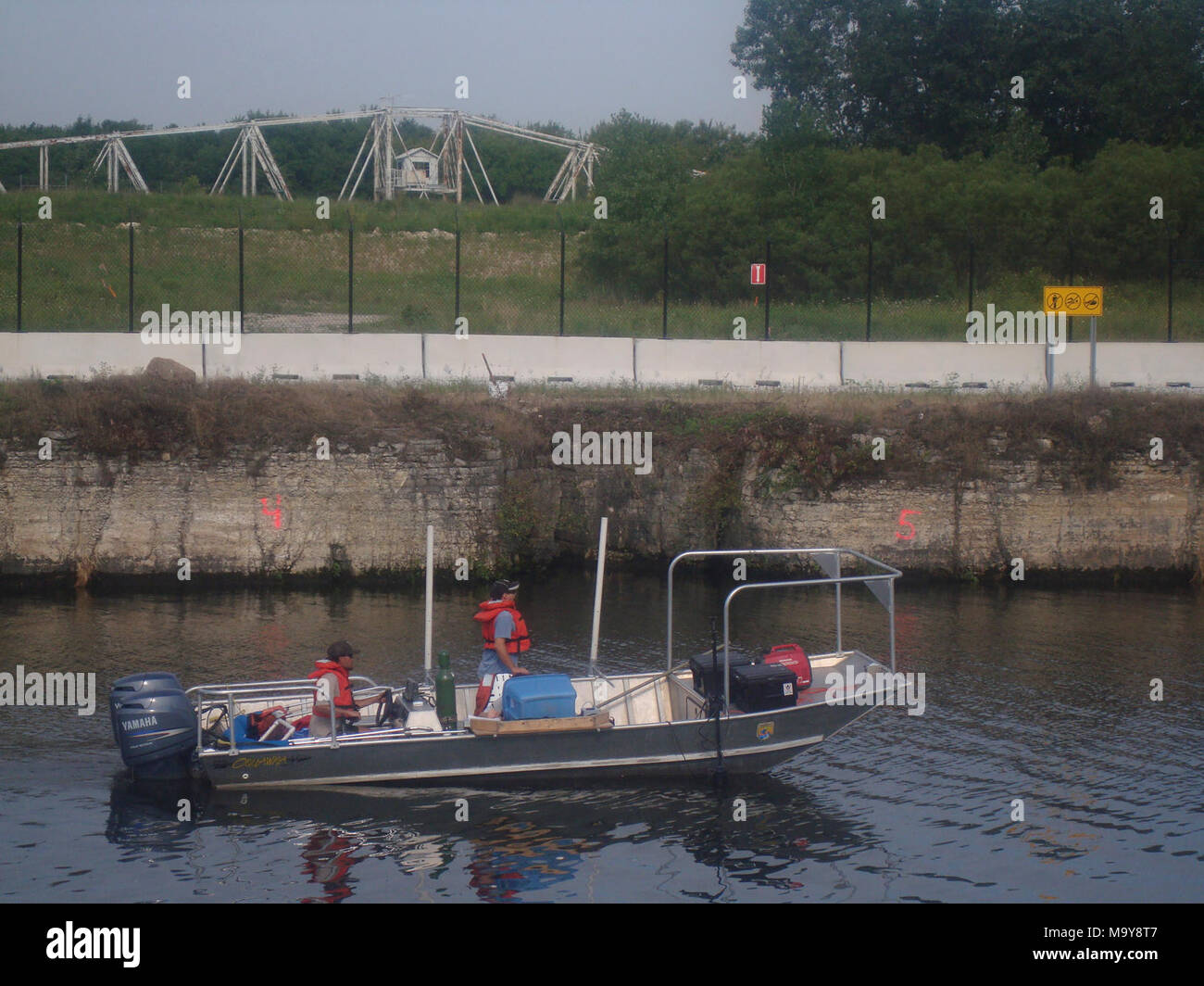 Electric fish barrier hi-res stock photography and images - Alamy