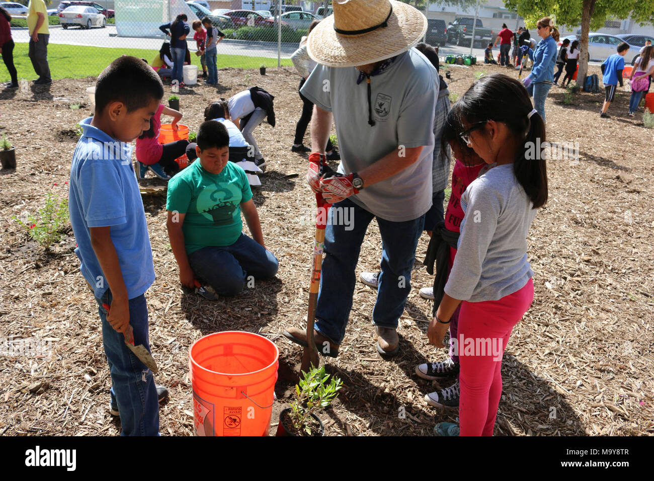 Digging. Fish and wildlife biologist Chris Dellith helps a team of 9 ...