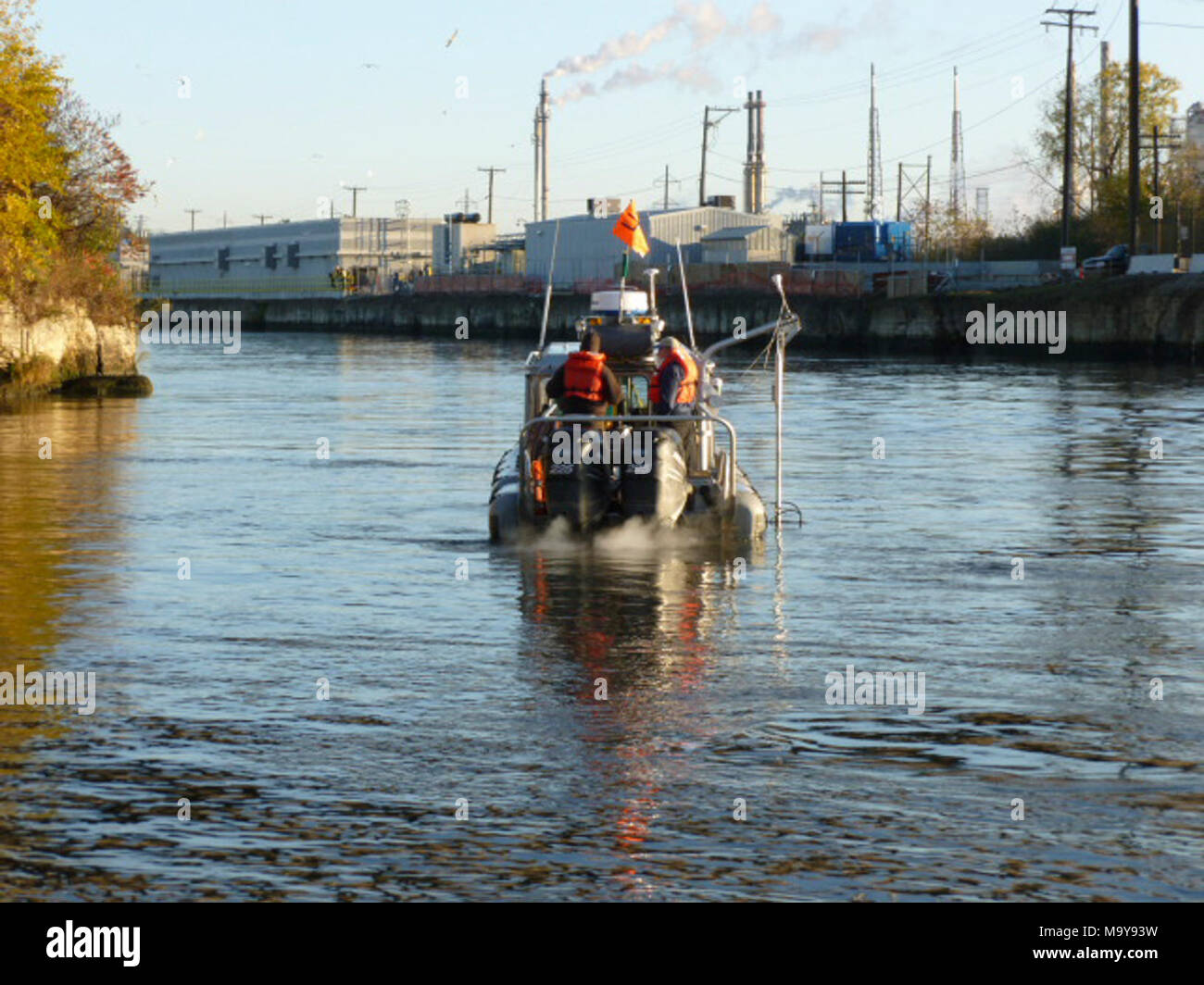 Electric fish barrier hi-res stock photography and images - Alamy
