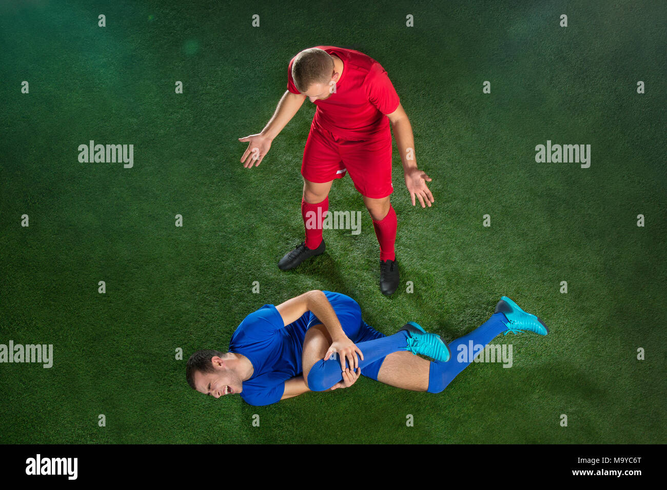 Injured athlete field hi-res stock photography and images - Alamy