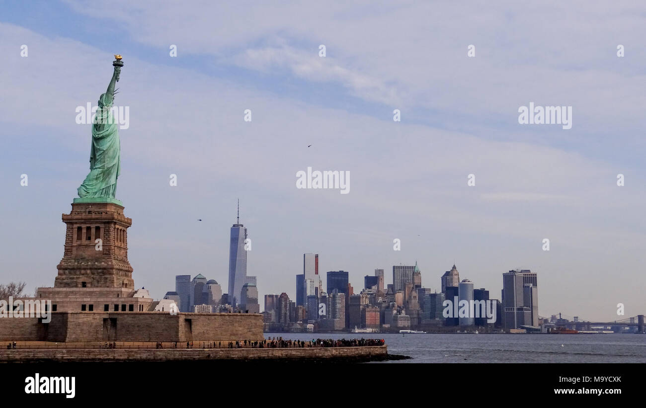 New york skyline day blue sky hi-res stock photography and images - Alamy